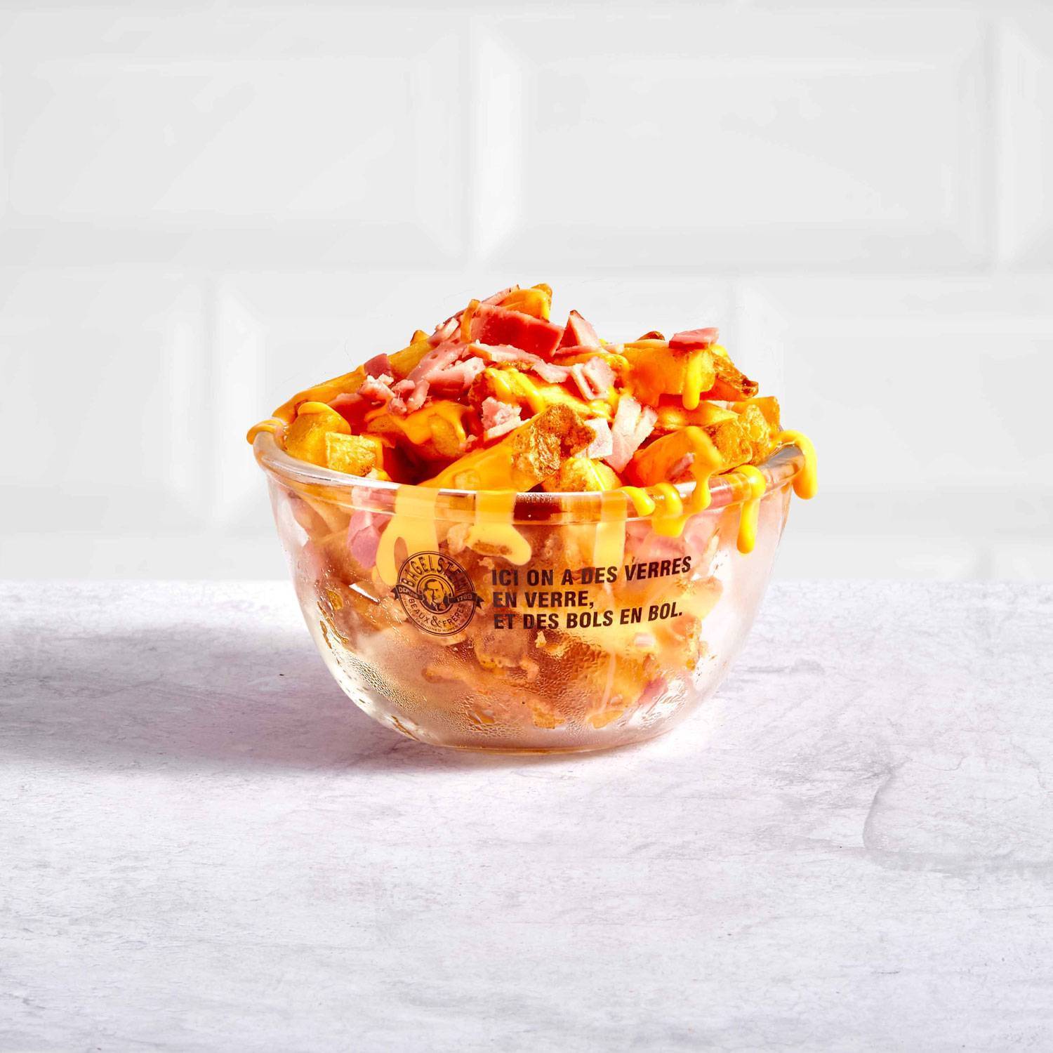Frites : cheddar, oignons frits, bacon de dinde • BAGELSTEIN • Bagels ...